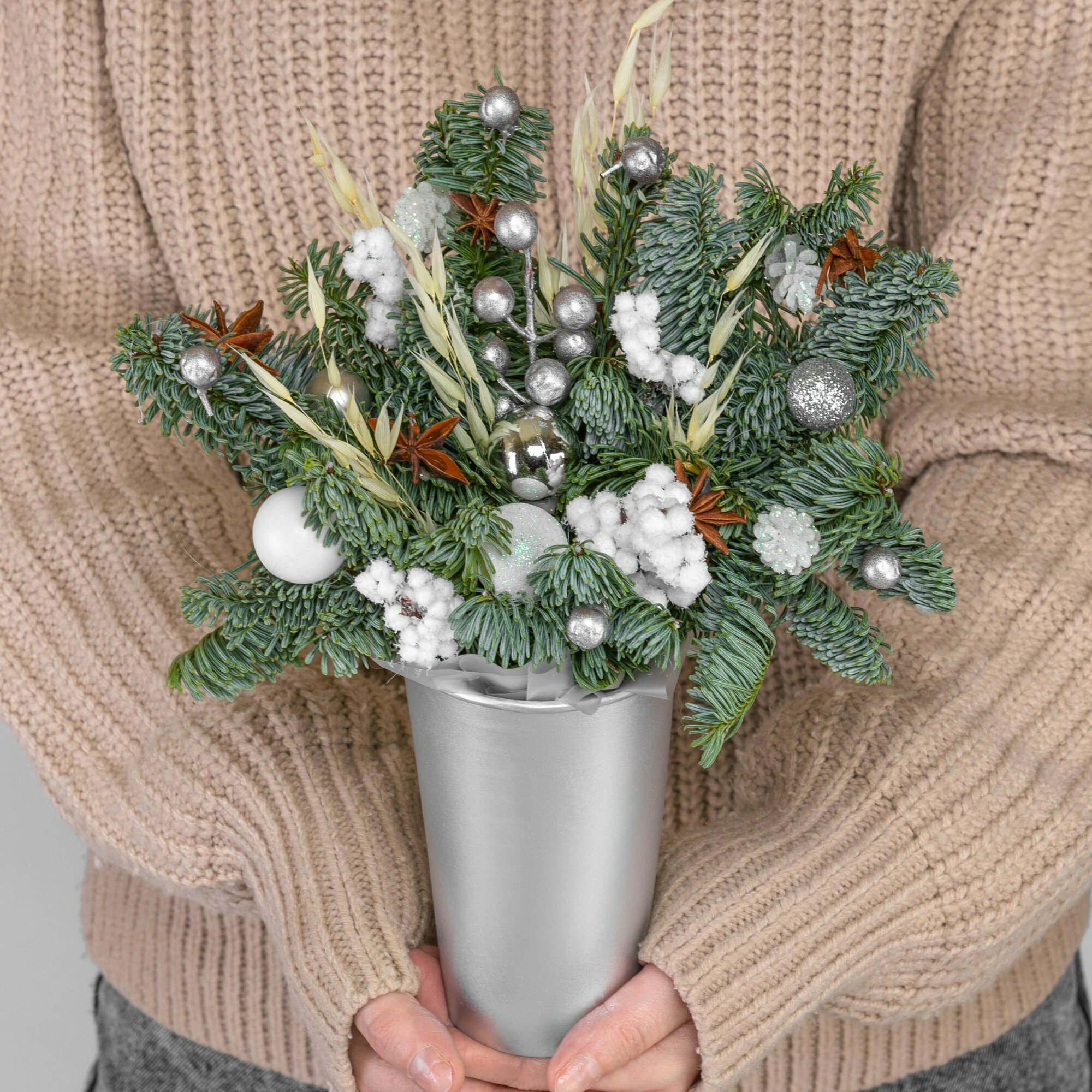 Новогодний букет Мегацвет24 "Бело-серебряный", нобилис с украшениями в стаканчике