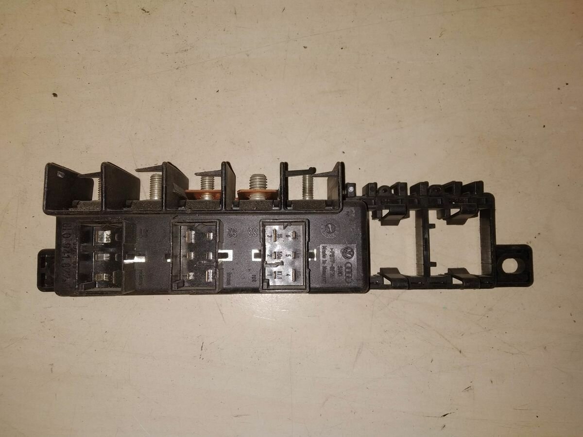 Блок предохранителей Volkswagen Passat B5 Audi A6 8L0941822A