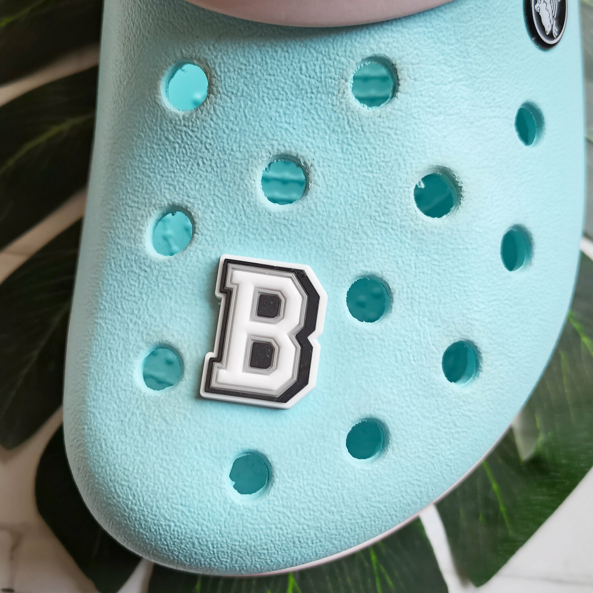 Джибитс буква B на Crocs — фото 1