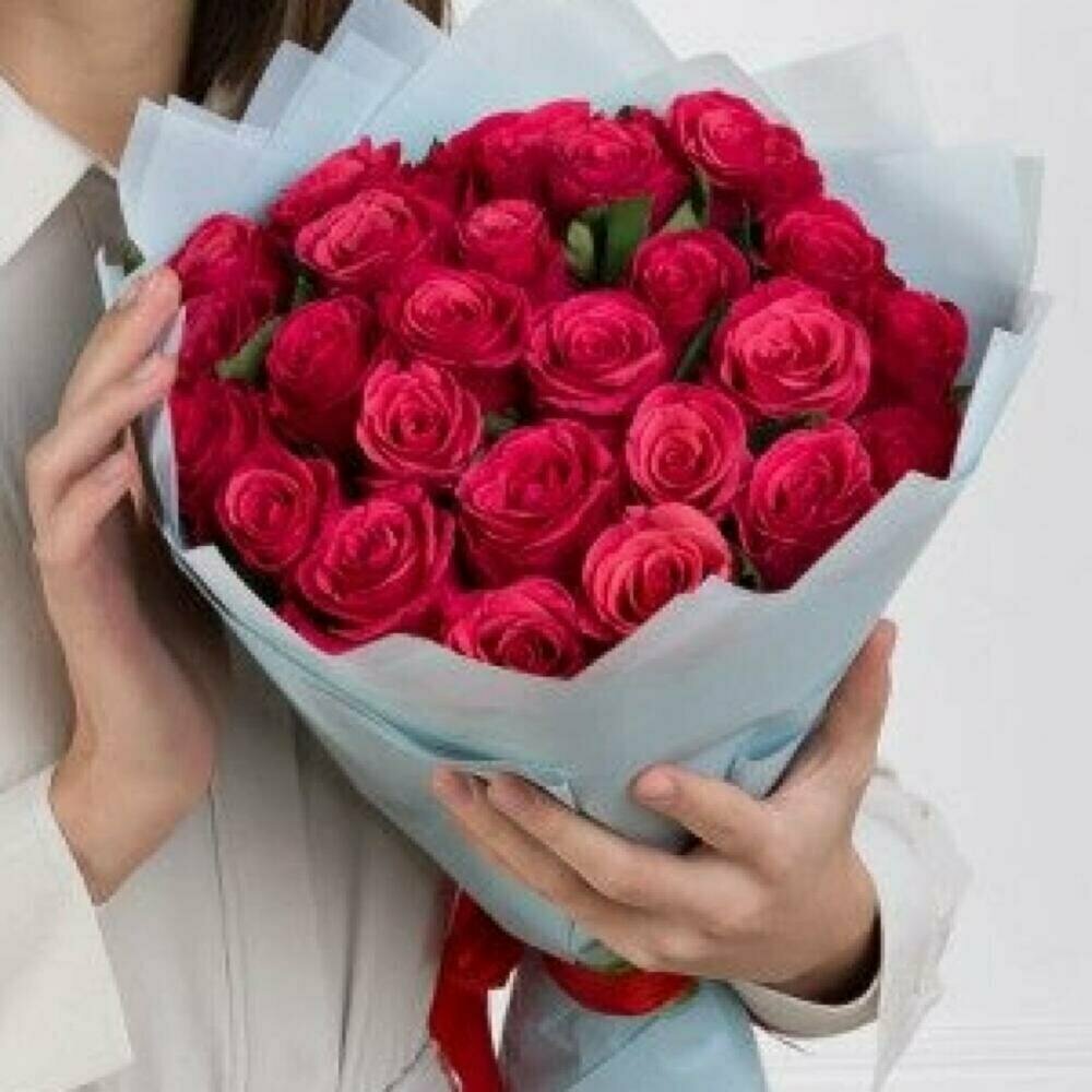 Букет Well Flowers "Малиновые розы", круглый, 25 цветов, высота 50см, диаметр 35см