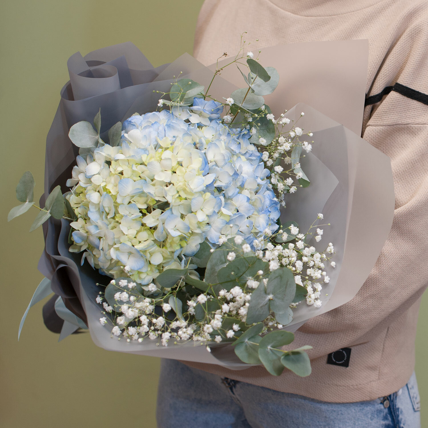 Монобукет "Голубое небо" Charlotte, гортензия/гипсофила/эвкалипт, высота 35см