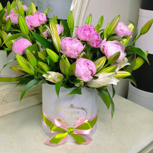 Букет живых цветов Венера в цветах, лилии/пионы, в коробке, 19 штук