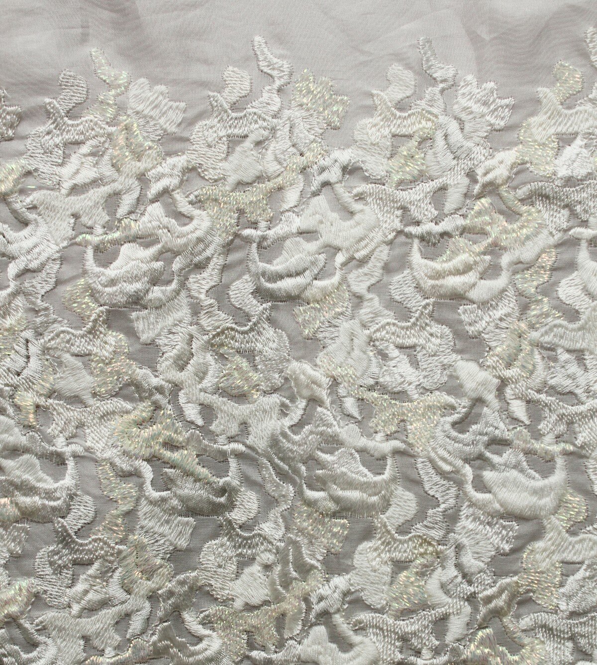 Ткань Вышивка на белом батисте шелком, ш120см, 0,5 м