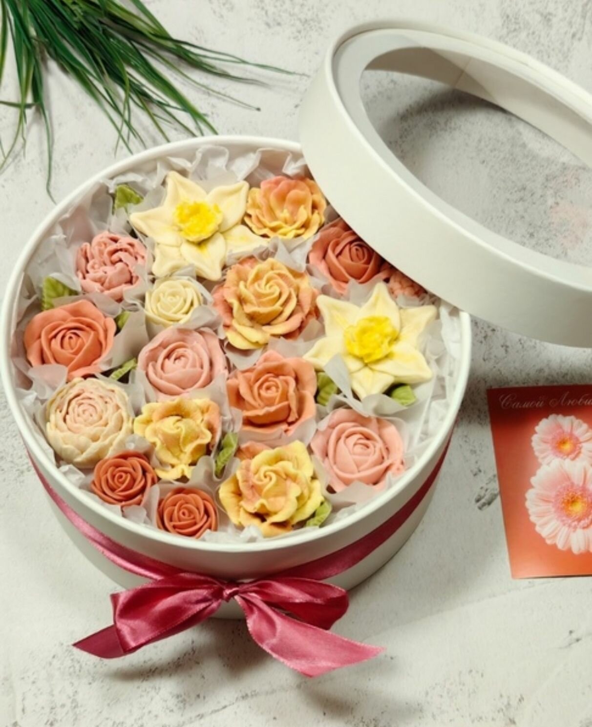 Шоколадный букет в подарочной коробке шоколадные розы