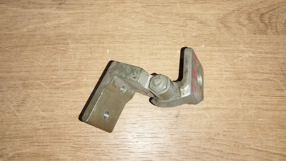 Петля двери нижняя задняя правая Opel Corsa D 13181940