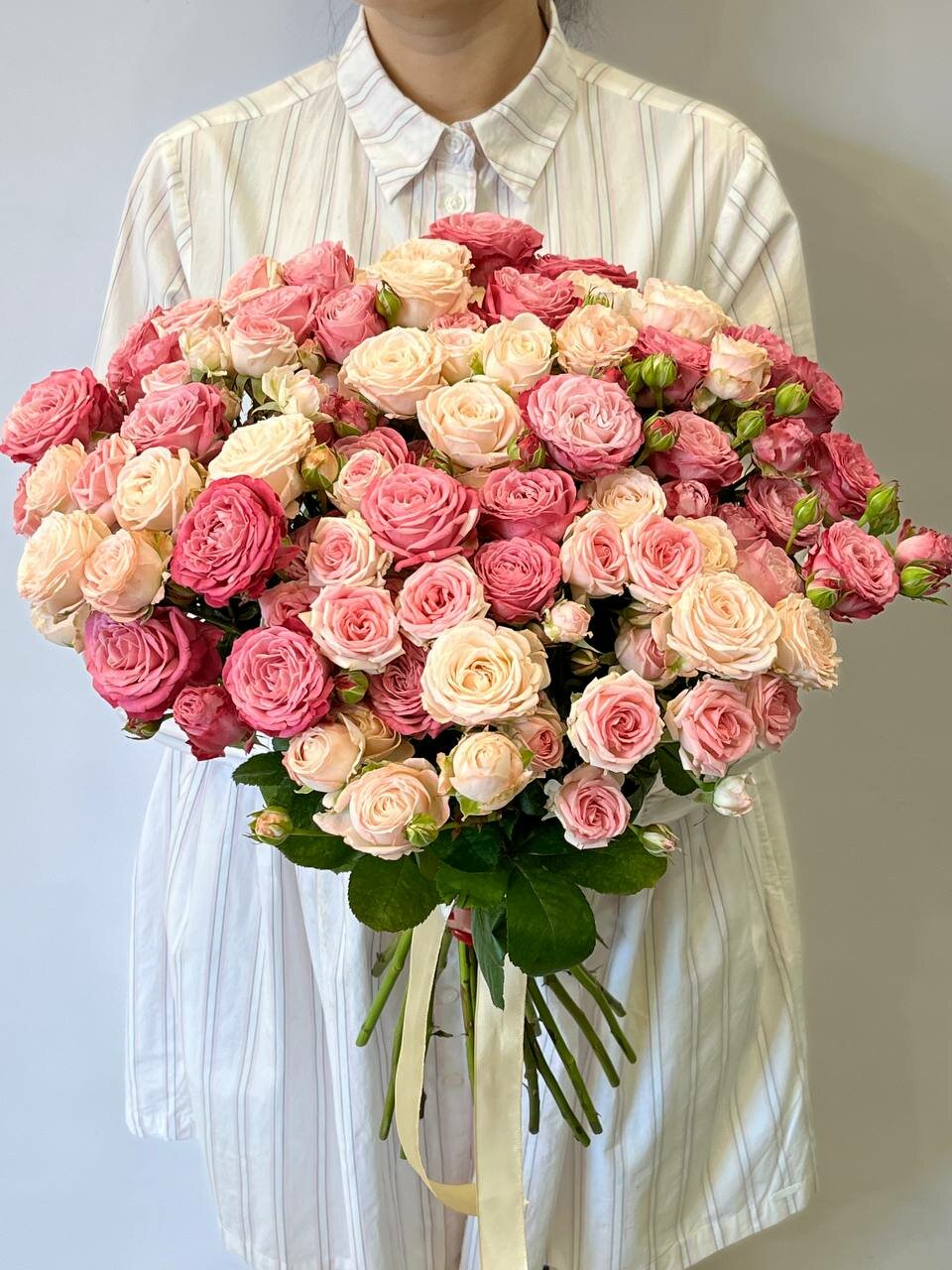 Букет из пионовидных кустовых роз «Топаз» - 15 шт