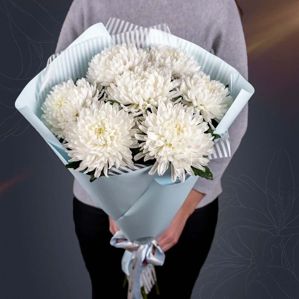 Классический букет из 7 белых хризантем в матовой пленке с атласной лентой от 2name Flowers