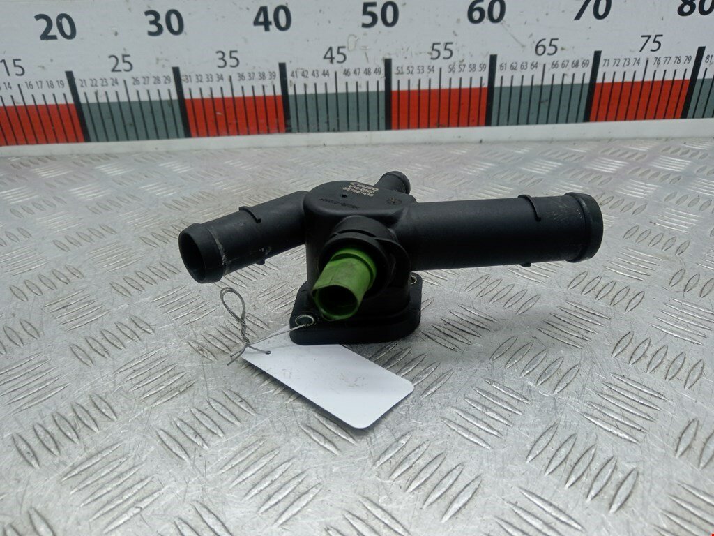 Фланец (штуцер системы охлаждения тройник) Volkswagen Golf 4 06A121132Q арт. 2077210