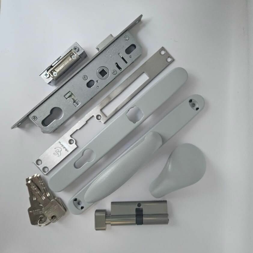 Надежный комплект для калитки (ручка ухват, светло-серая, ral 9006 + замок STUBLINA с личинкой DORMA 80 + электромагнитная защелка)