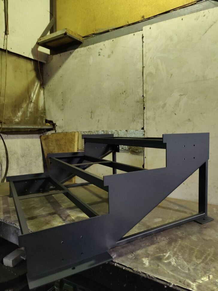 Лестница -крыльцо 3 ступени, без ступеней ДПК, без ограждения. Ширина 1,5 м, высота 45 см.