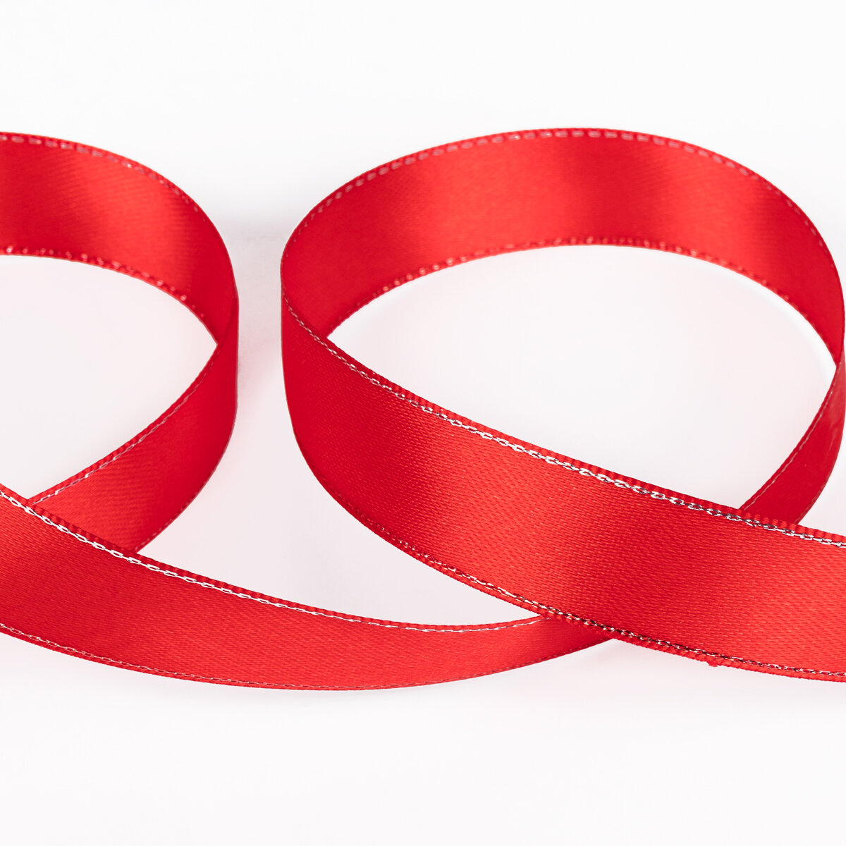 Лента атласная 20 мм "Gamma" AL-20M двухстор. с металл. нитью 33 м №026 красный/серебро