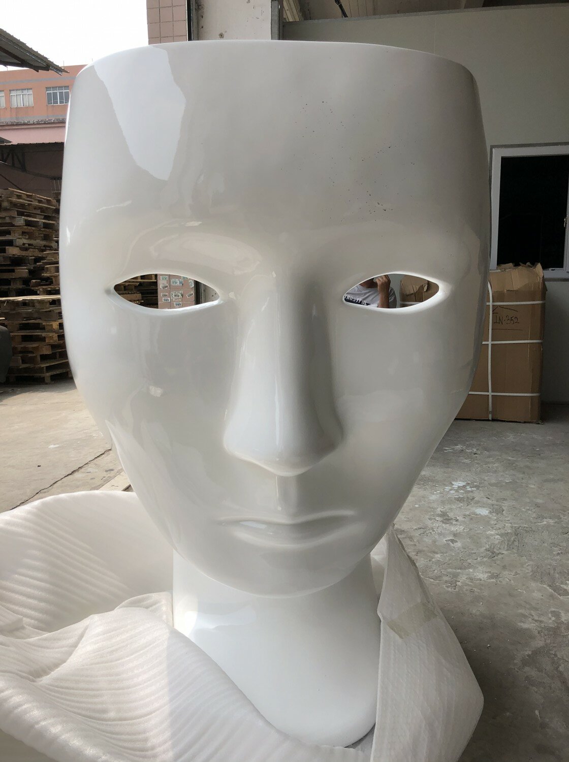 Кресло маска в стиле Nemo Chair дизайн Fabio Novembre из стекловолокна (цвет белый)