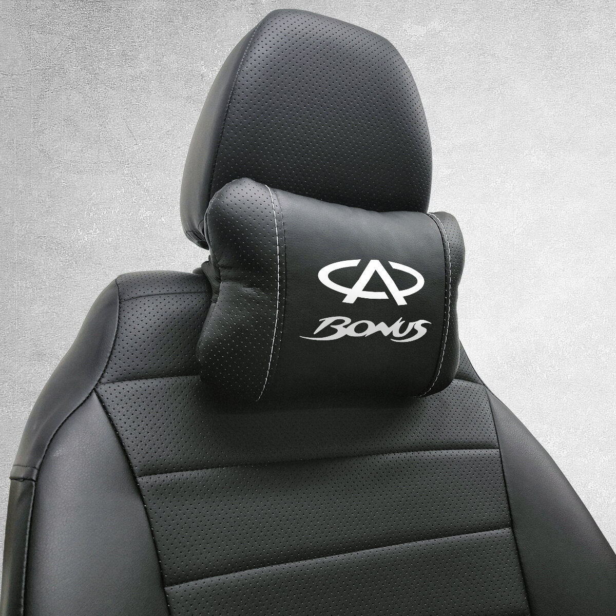 Подушка на подголовник автомобиля, под шею с логотипом чери бонус. Тюнинг аксессуар для Chery Bonus.