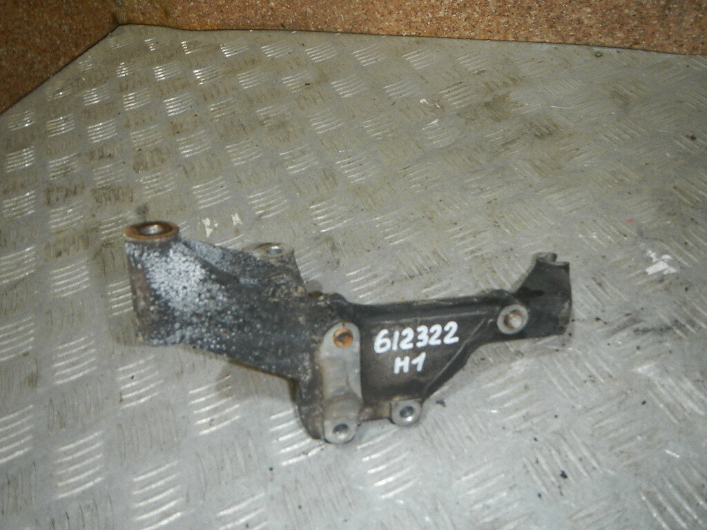 Б/У Кронштейн генератора, Hyundai (Хендэ)-GRAND STAREX/H1 (07-) HYUNDAI GRAND STAREX/H1 (07-) D4CB. В копоти. 612322 Hyun...