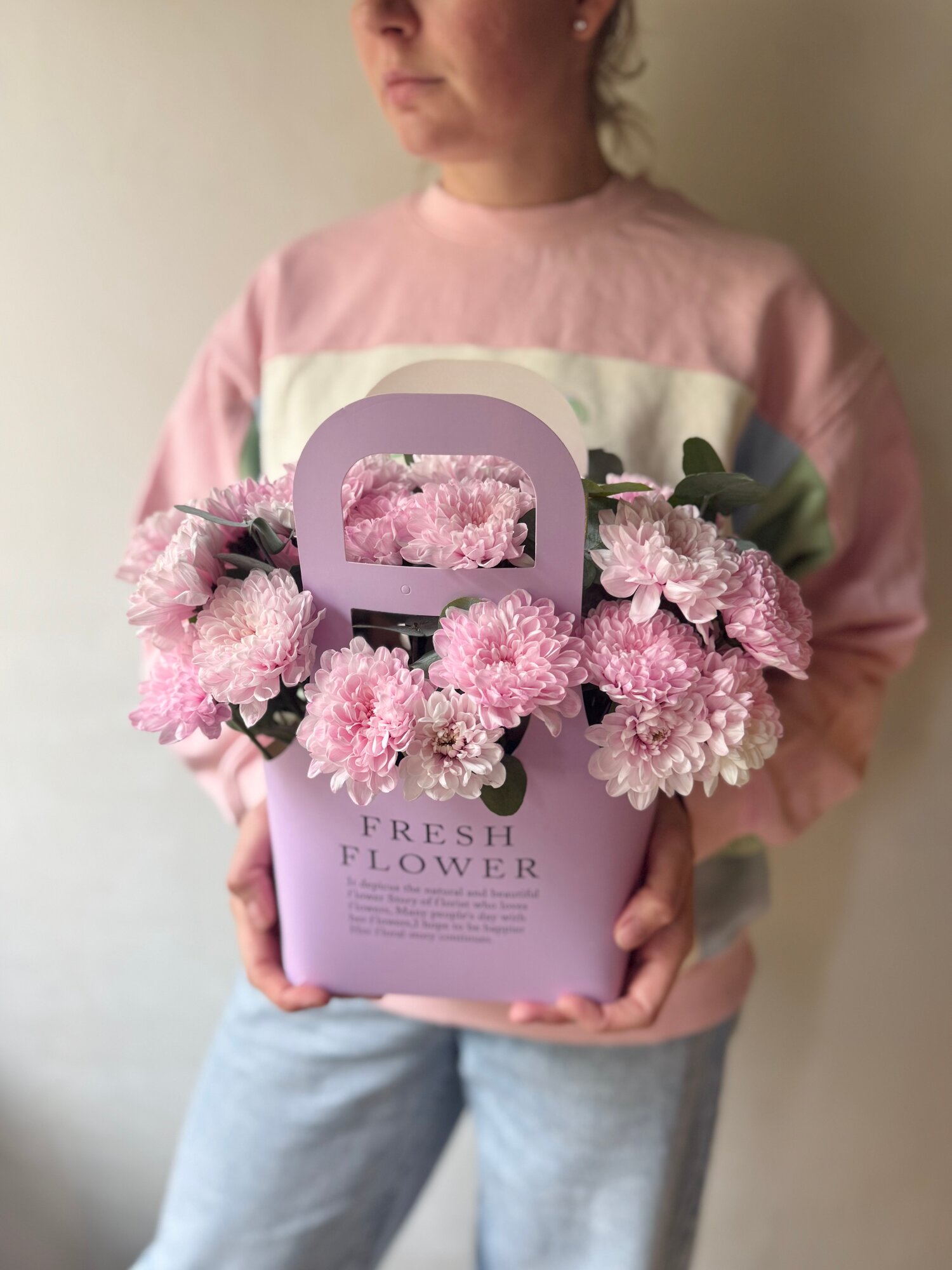 Композиция в сумочке, из розовой хризантемы, с веточками эвкалипта