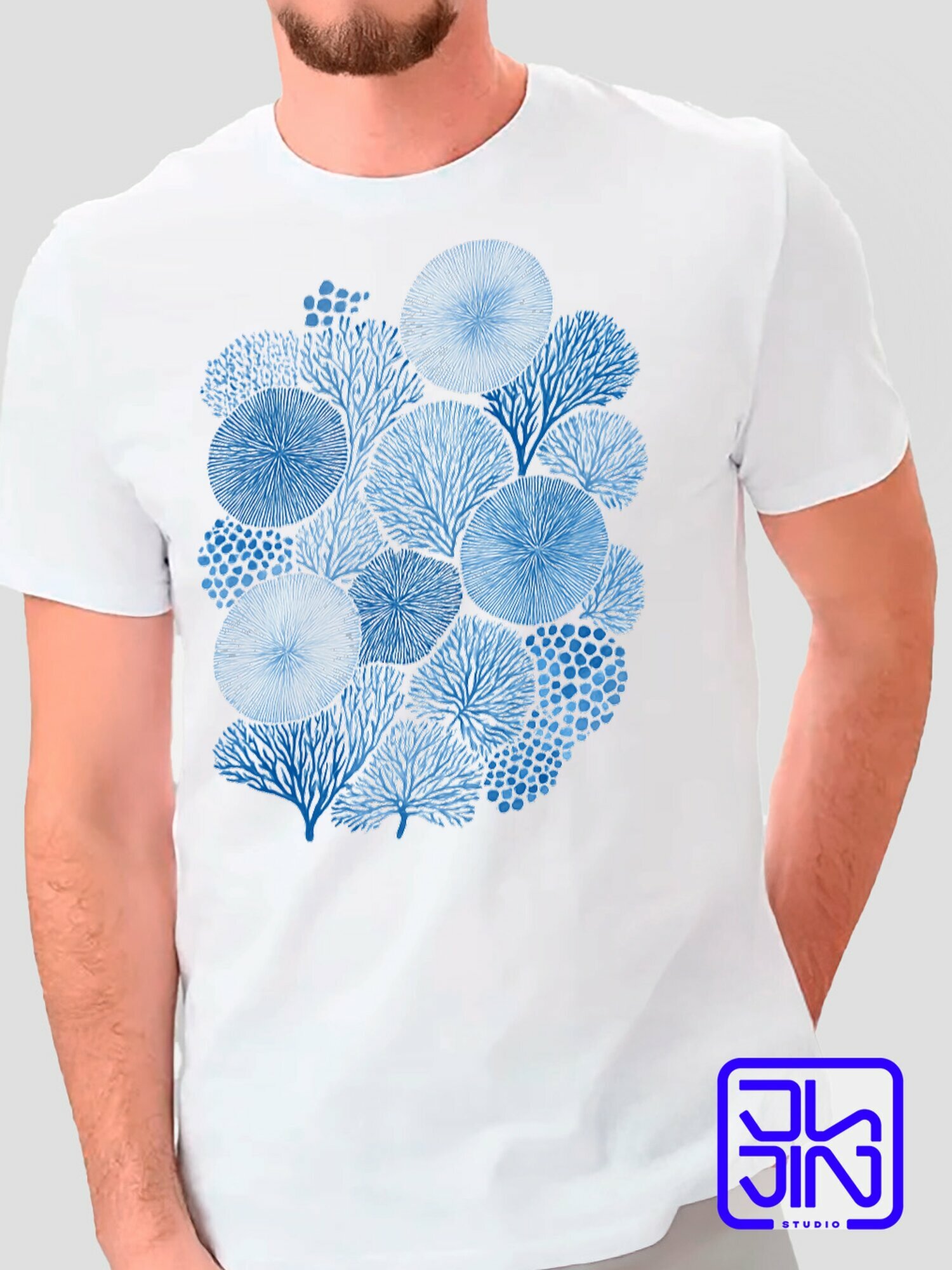 Футболка классическая мужская с авторским принтом Кораллы абстрактные, голубые и синие узоры подводного мира для пляжной тематики, белый хлопковый трикотаж с прикольным рисунком на груди