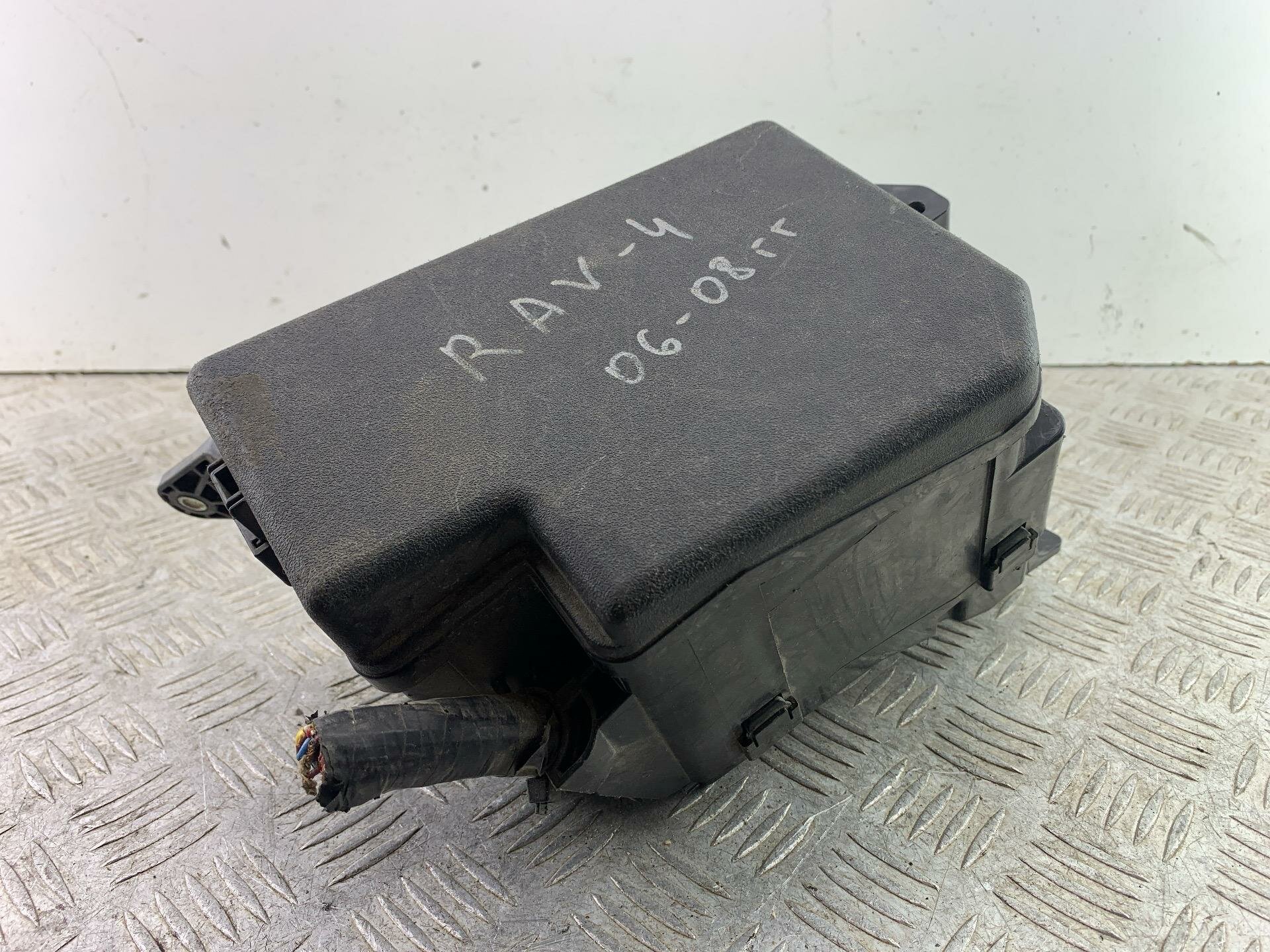 Блок предохранителей Toyota RAV4 3 XA30 (2005 - 2008)