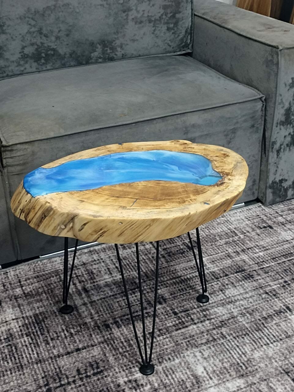 Журнальный стол из массива красной акации и эпоксидной смолы 57x44x52 ручной работы ART-SLEB