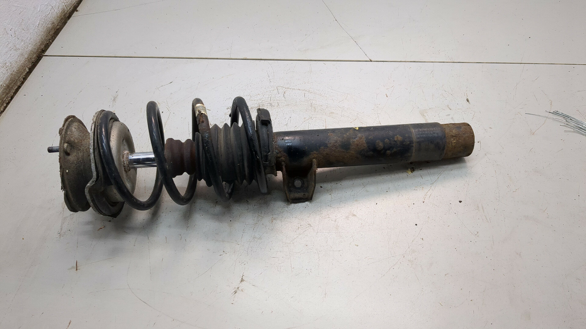 Амортизатор подвески правый передний BMW X1 (E84) Б/У