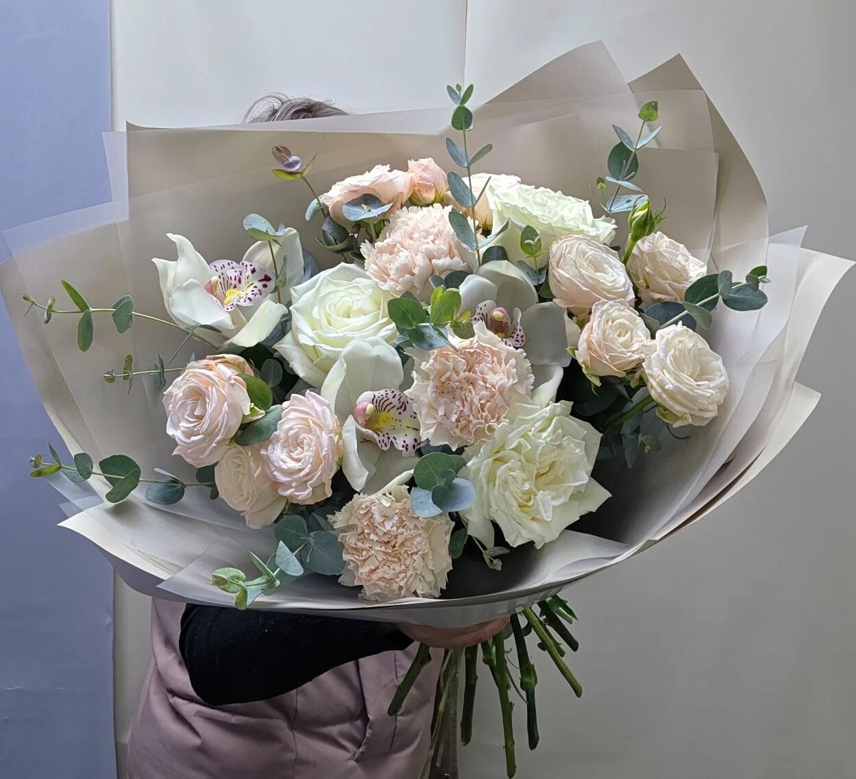 Букет из роз кустовых пионовидных, эвкалипта, диантуса, роз, орхидеи