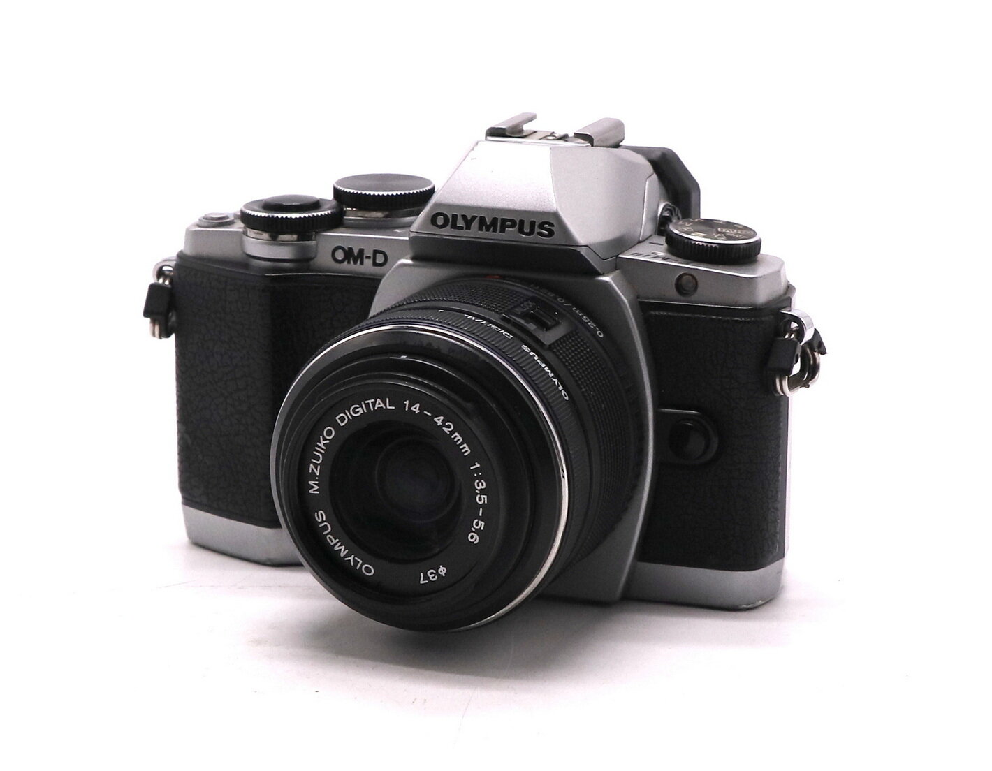 Olympus OM-D E-M10 kit (пробег 40150 кадров)