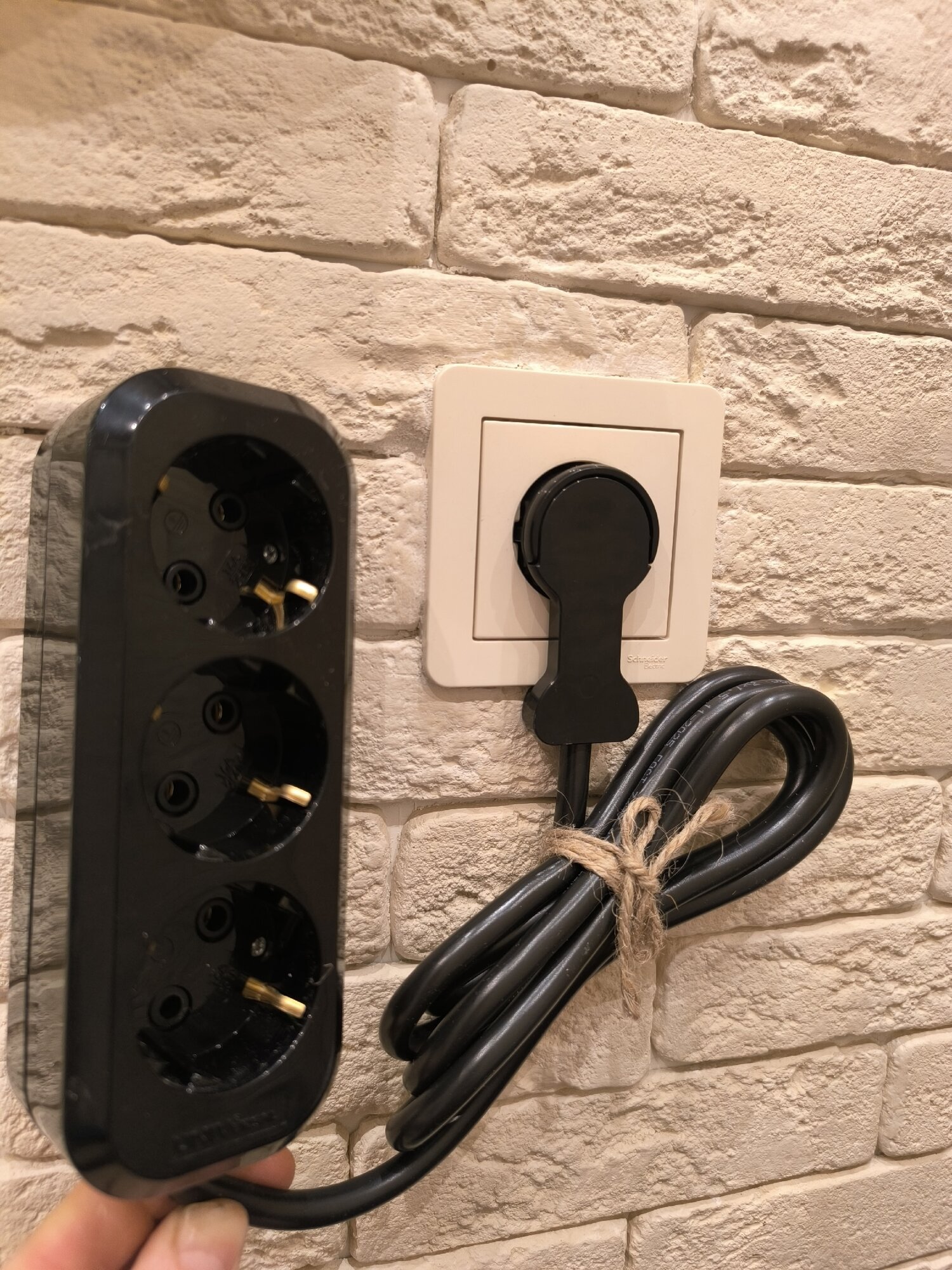 Удлинитель с плоской потайной вилкой невидимкой 1,5 метра 3 розетки