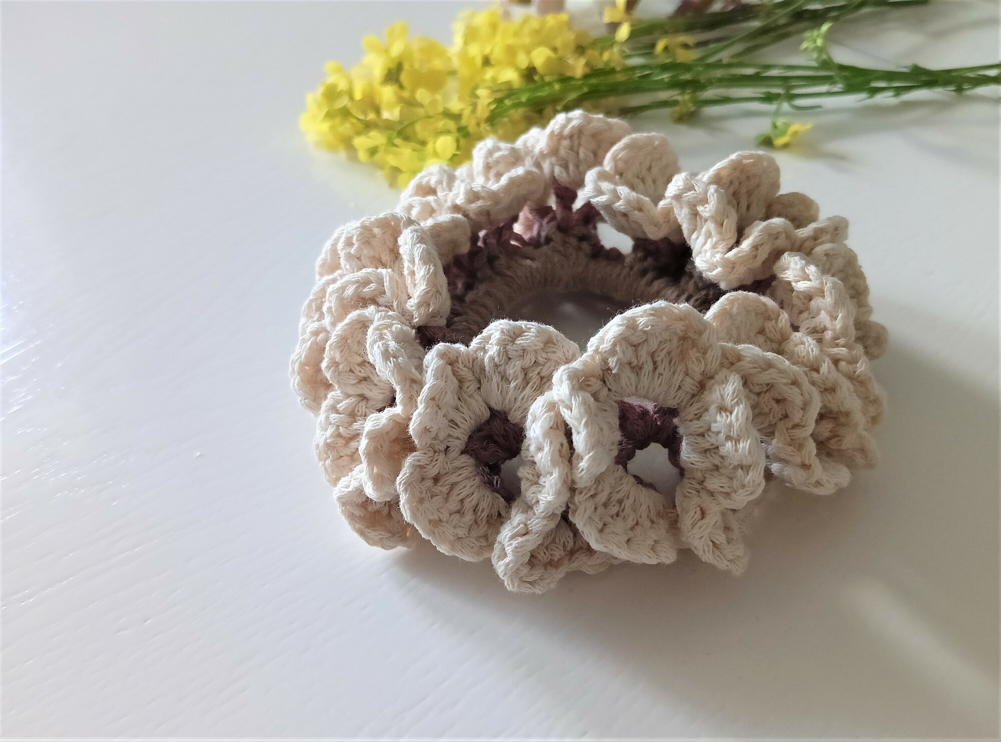 Резинка для волос вязаная 1 шт. Цветы нежный беж.