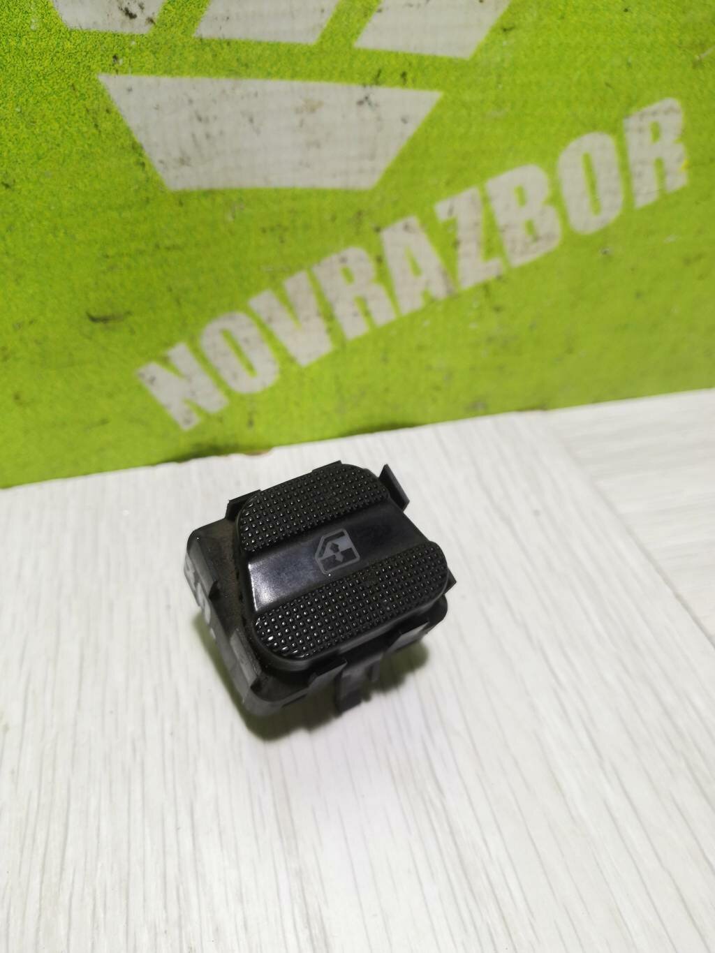 Кнопка стеклоподъемника VW Golf 3 Vento 91-97