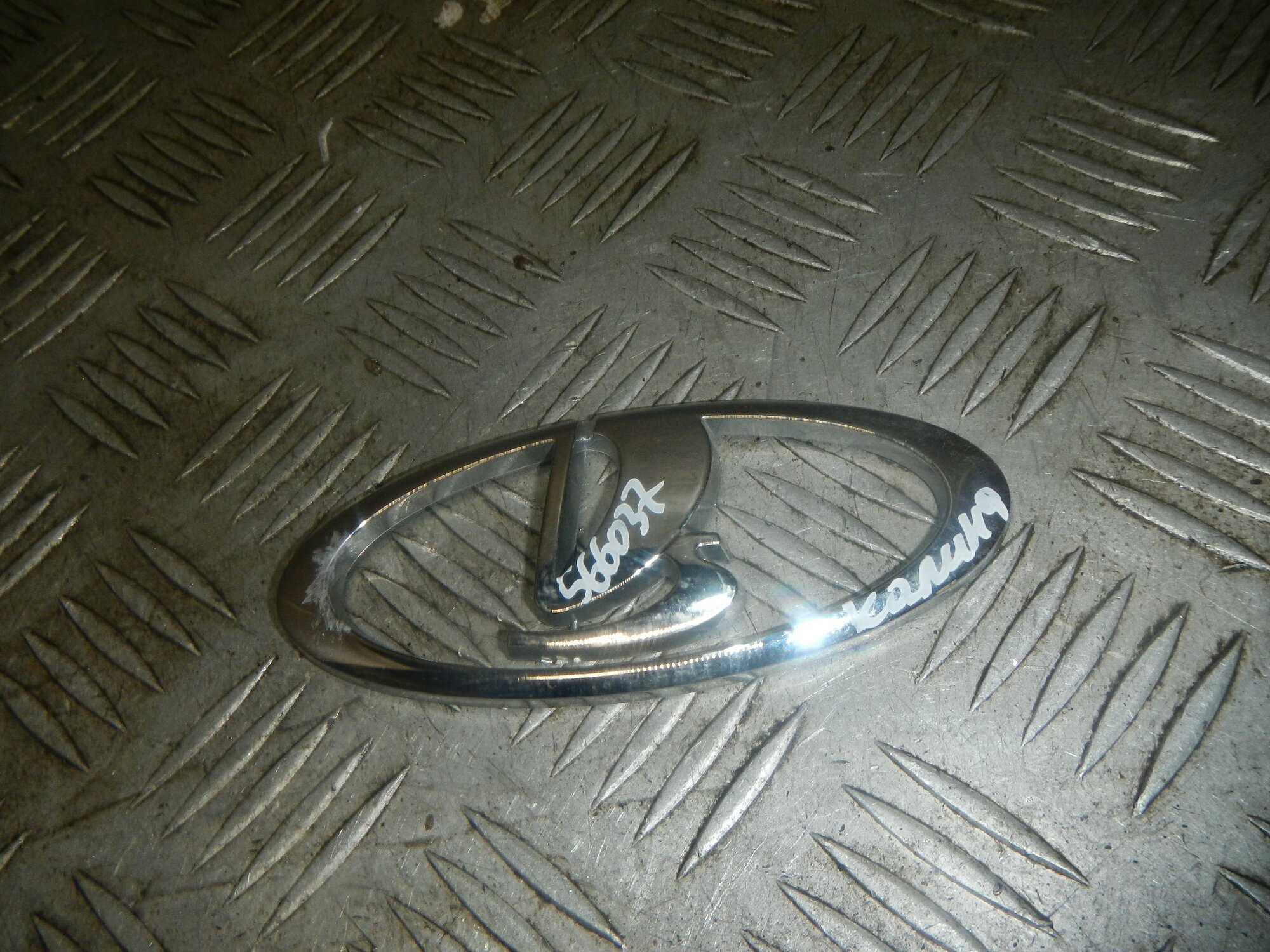 Б/У Эмблема, ВАЗ (VAZ)-LADA KALINA (калина) LADA KALINA (Калина) Царапины. 566037 LADA арт. 11188212064