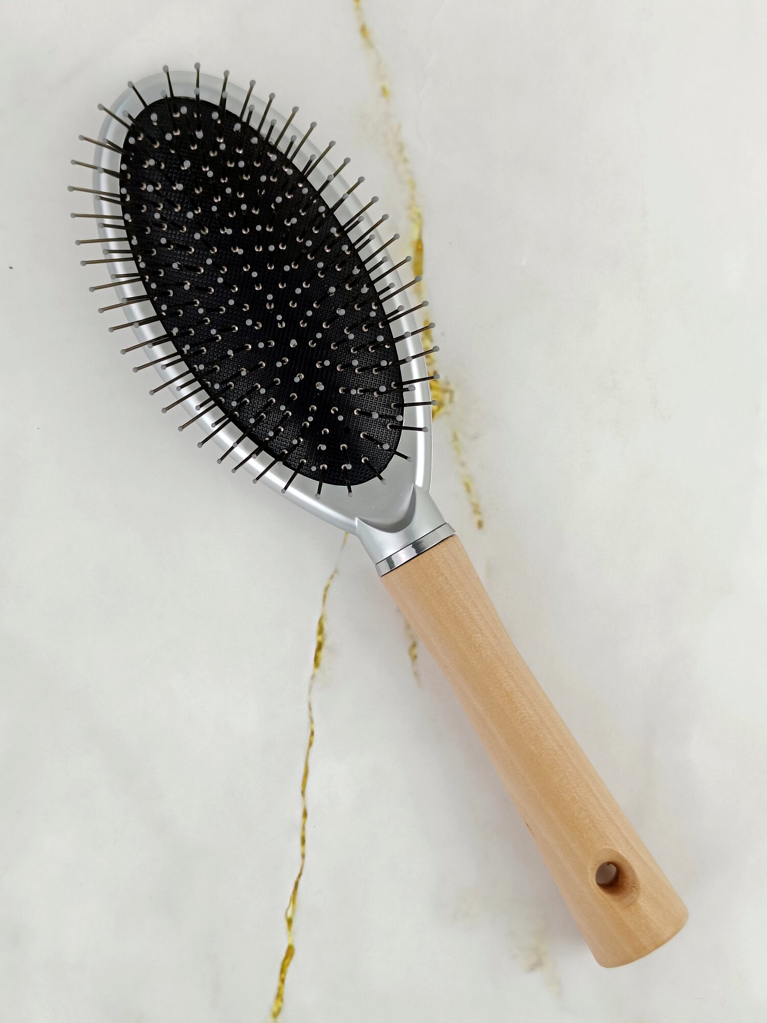 Расческа массажная Tatti, с деревянной ручкой, овальная, серебро