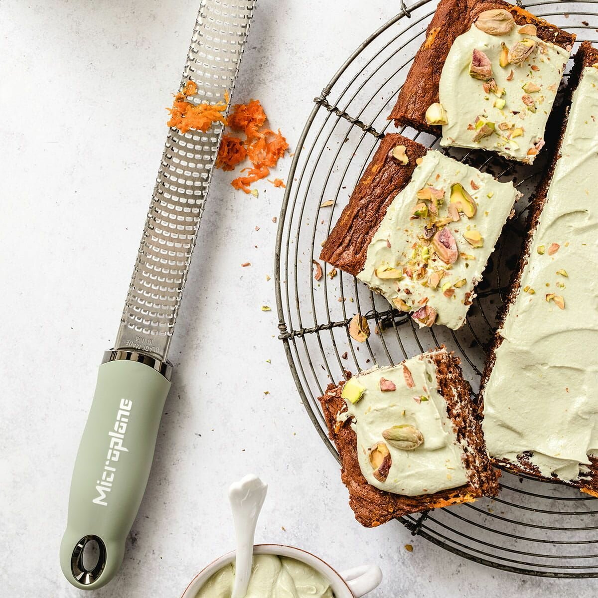 Терка Microplane Premium для сыра, цитрусовых и шоколада с лезвием из нержавеющей стали и эргономичной ручкой