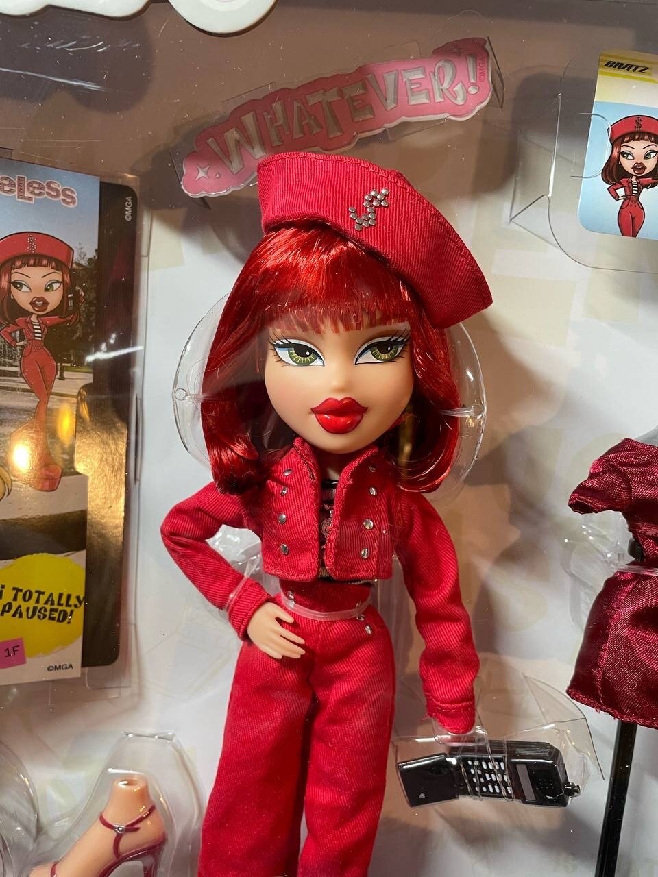 Коллекционная кукла Bratz Clueless Amber (кукла Братц) в красном костюме, с аксессуарами в оригинальной коробке