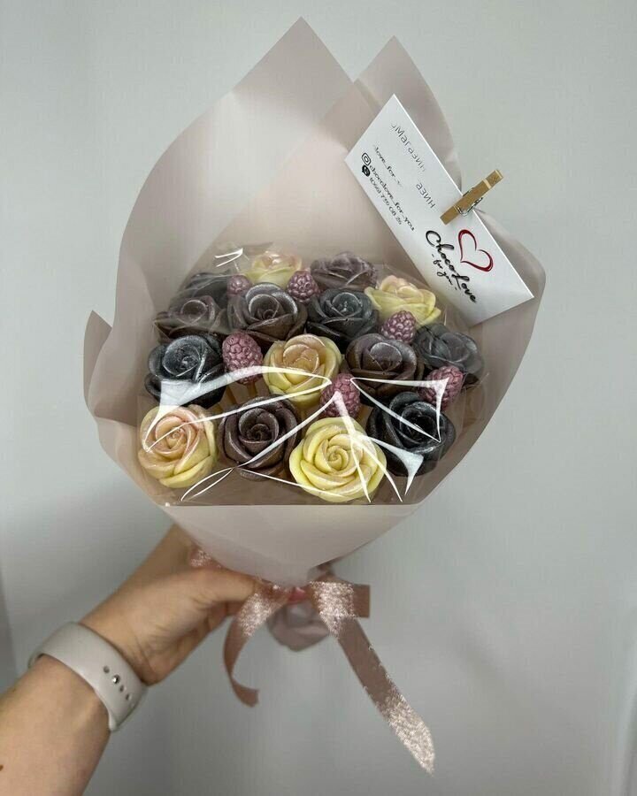 Букет из шоколада Первая Букетная Москвы SHIOKO77456KL2323 15 роз, 6 ягод, белый/молочный/темный