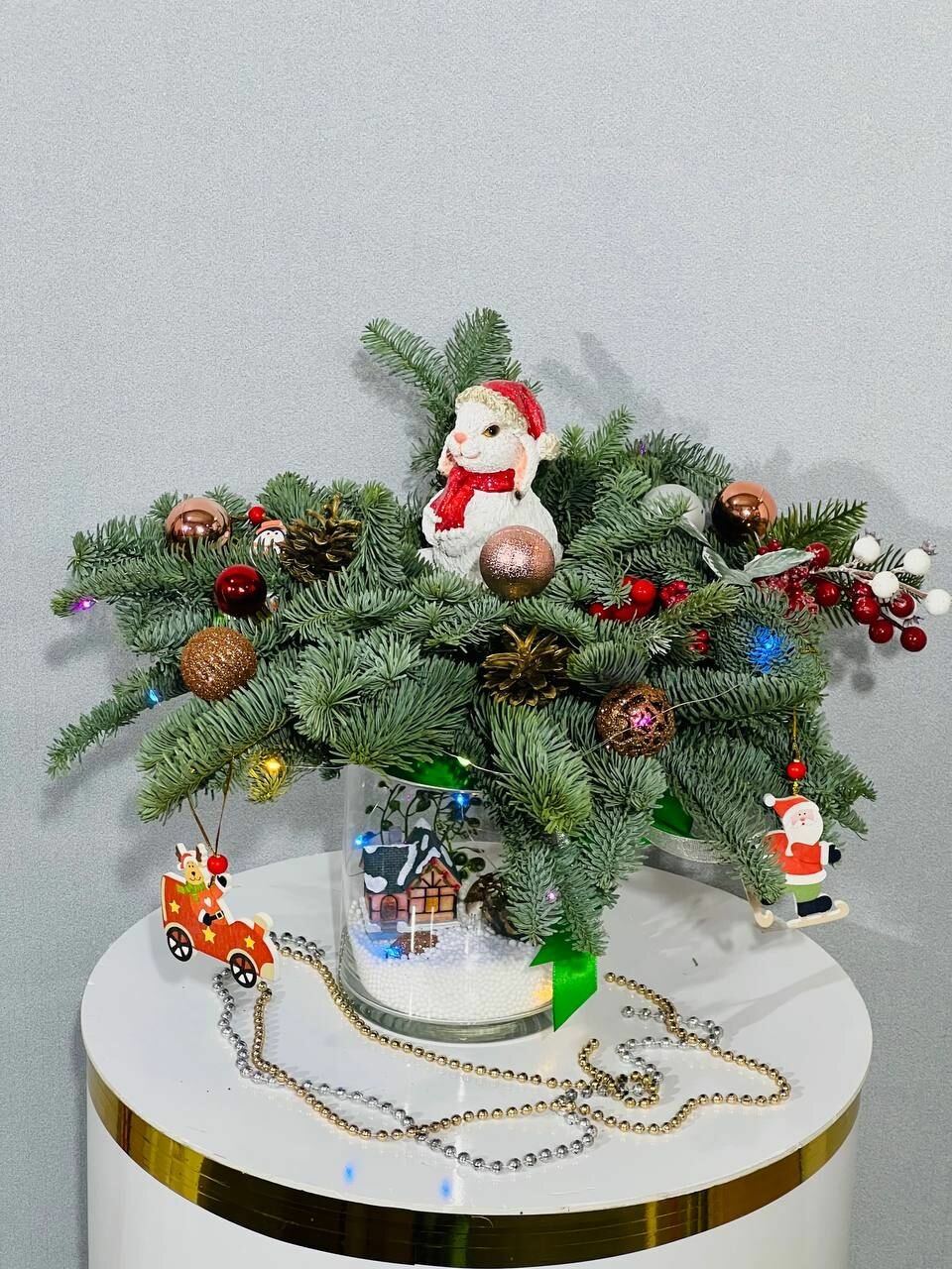 Новогодняя композиция с натуральным нобилисом в стеклянной вазе с кроликом