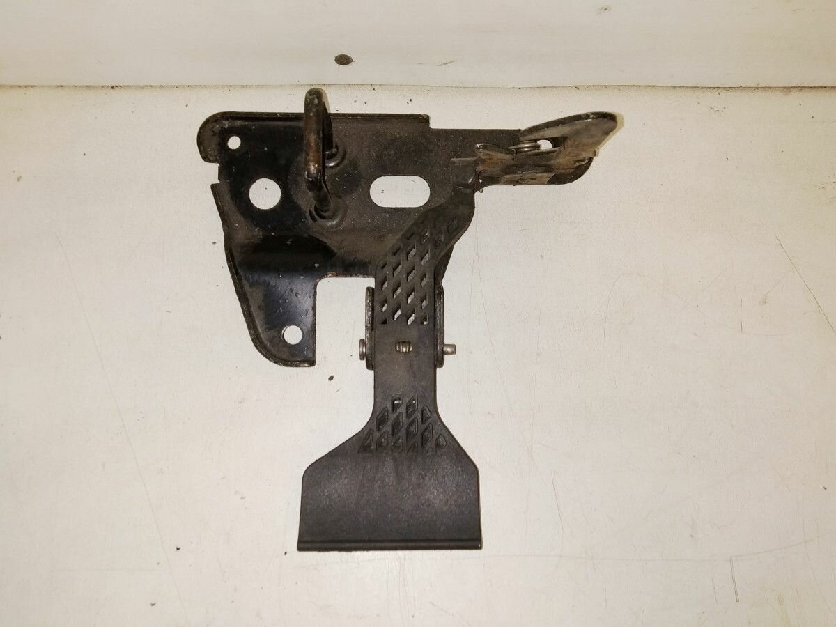 Крюк замка капота Audi A4 B7 8E0823480F