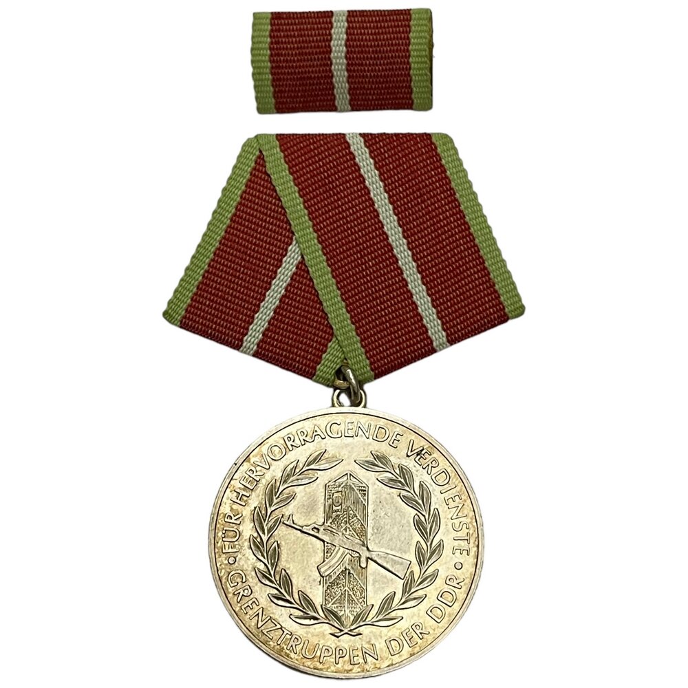 ГДР, медаль "За заслуги перед пограничными войсками" II ст. с застежкой 1977-1990 (в коробке)