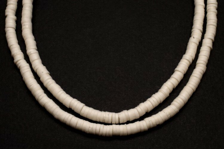 Бусины каучуковые плоские круглые 4х1мм, отверстие 1,8мм, цвет белый, 524-030, 1 нить (около 43 см, около 350шт)