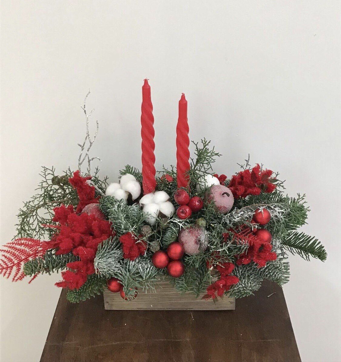 Новогодняя композиция в деревянном ящике из живой хвои, нобилис со свечками