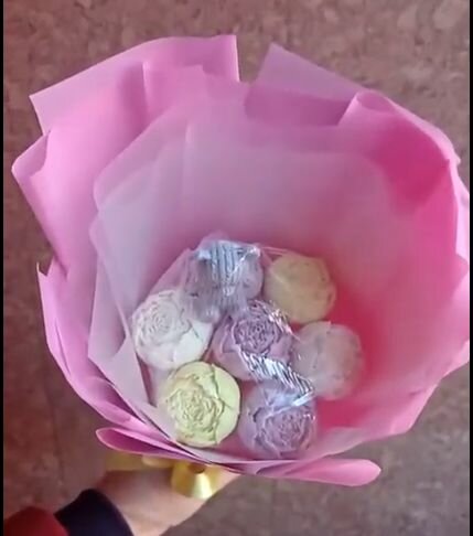 Подарок девочке ТД НебыковА Сладкий букет из конфет шоколадные пионы с мишкой