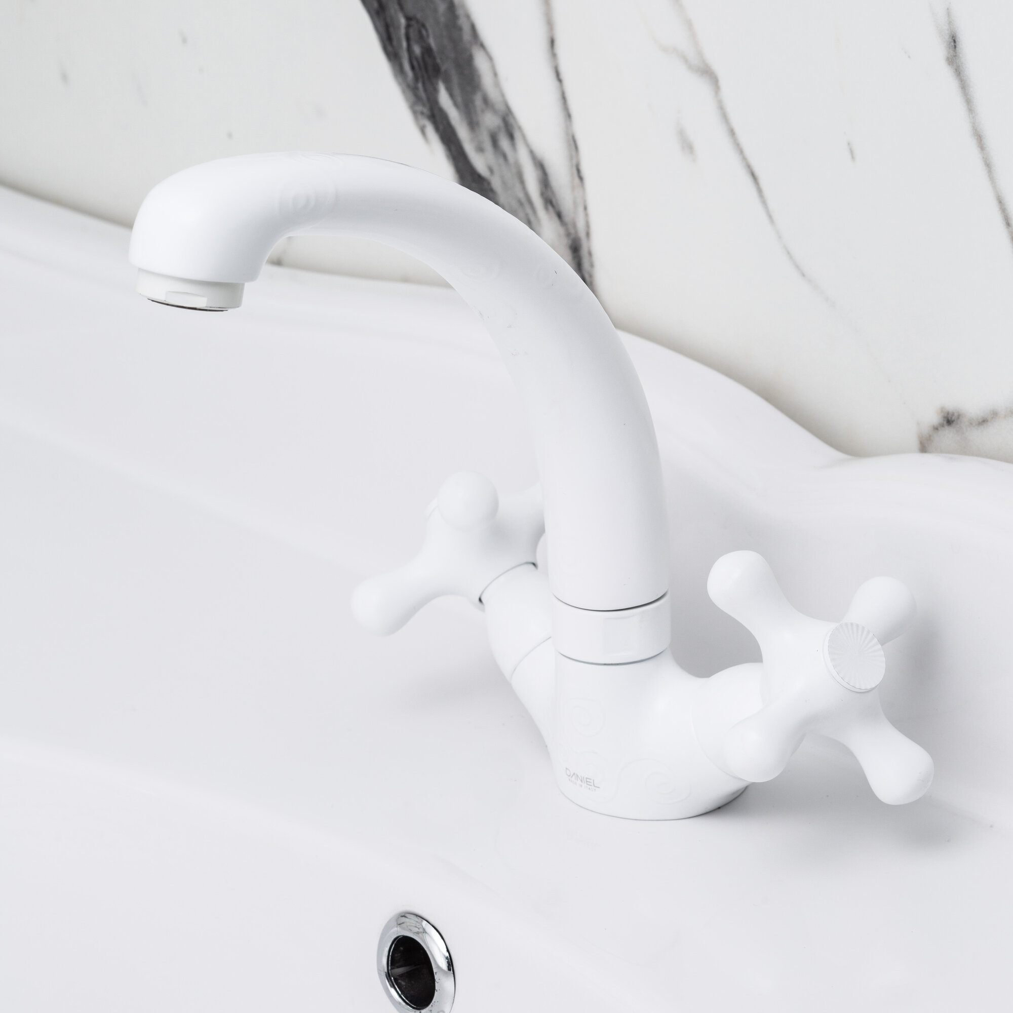 Смеситель для раковины с донным клапаном DANIEL REVIVAL DECORA SPIRAL SENCE V5118YC14 белый/декор
