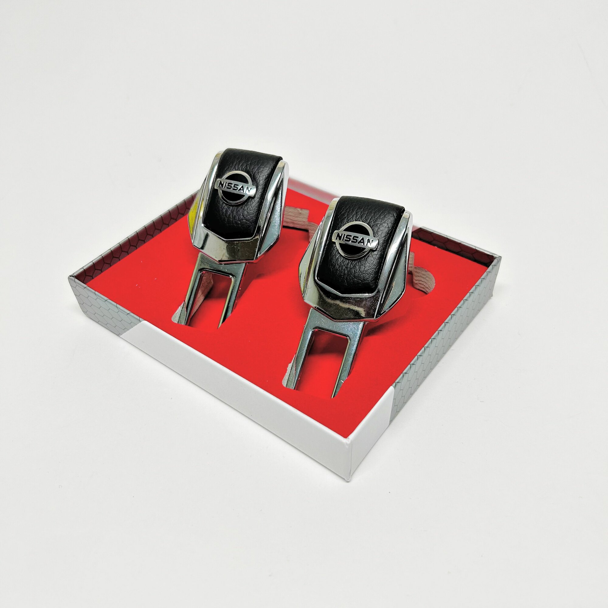 Заглушки для ремня безопасности "NISSAN" / "ниссан" металл+кожа комплект 2 шт.