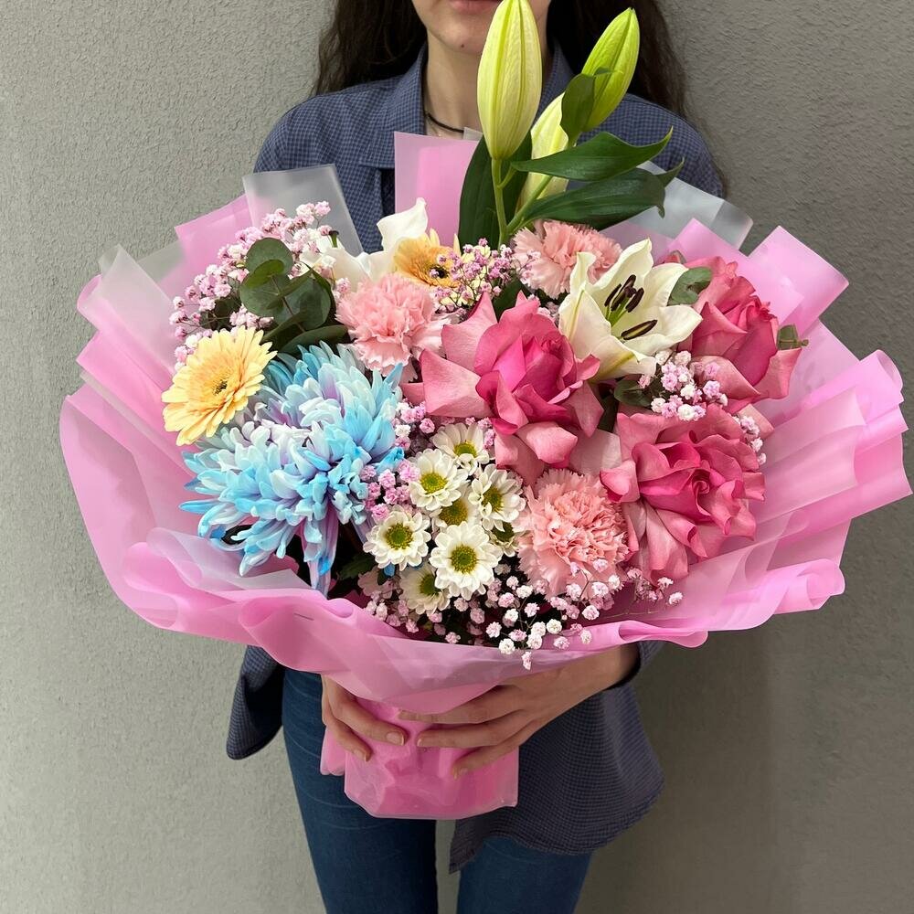 Букет с лилиями, герберами, гипсофилой и эвкалиптом