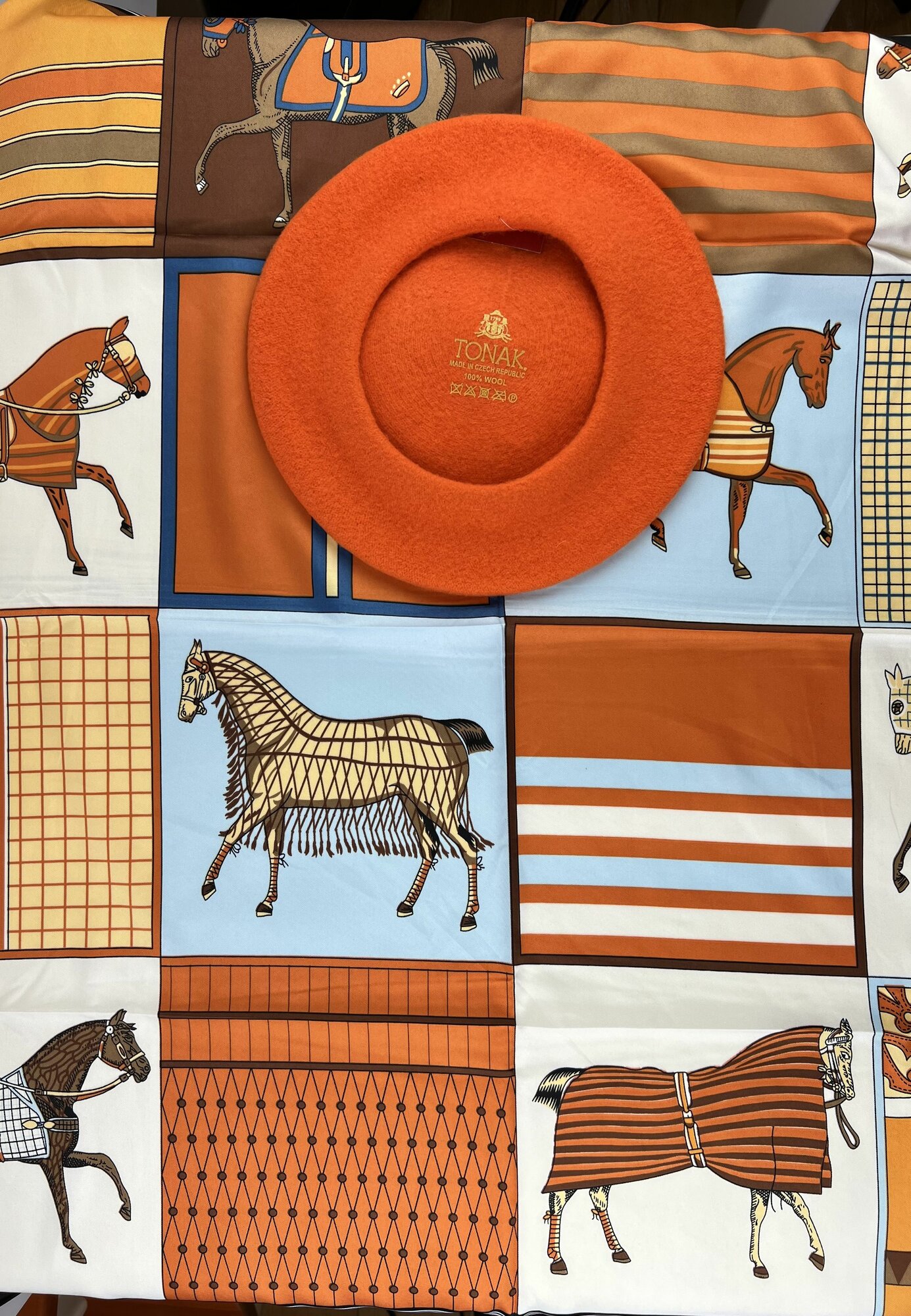 Комплект с головным убором для взрослых и детей