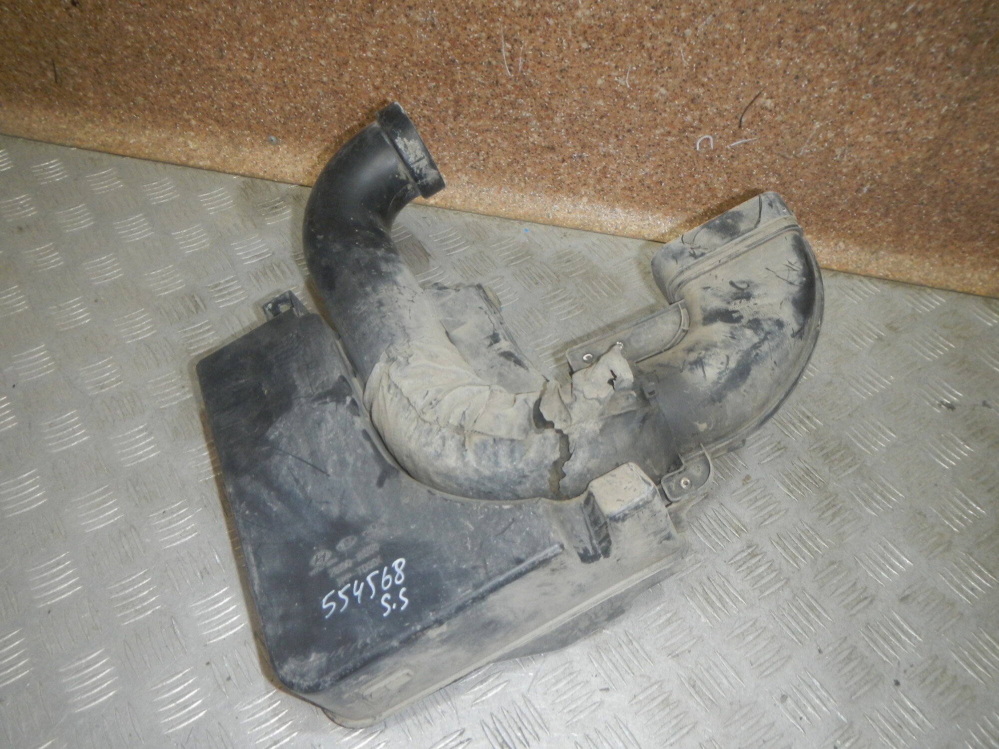 Б/У Резонатор воздушного фильтра, Hyundai (Хендэ)-SOLARIS (10-) HYUNDAI SOLARIS (10-) Сломано крепление, трещина на креп...