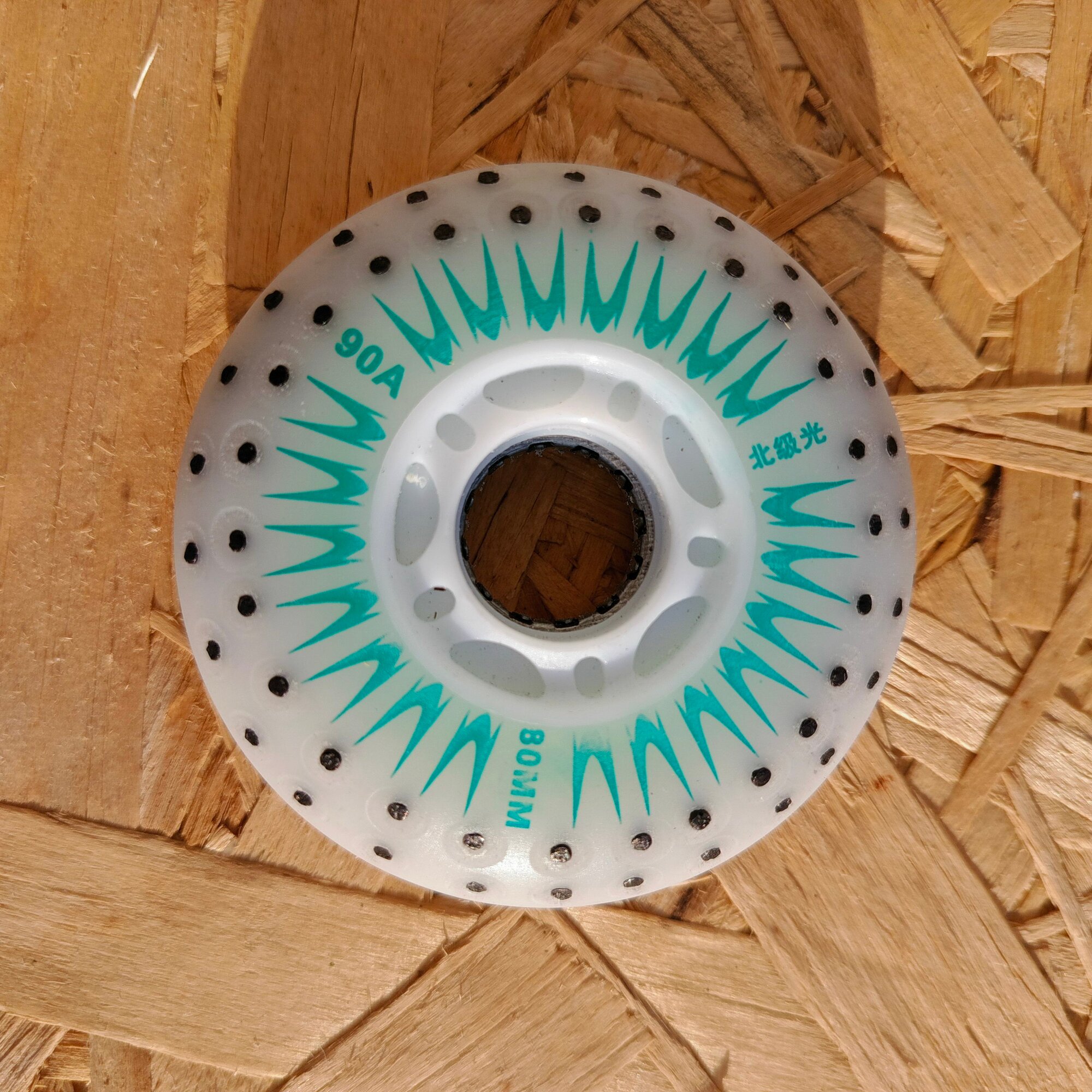 Колеса для роликов светящиеся зеленым искряшки. (4шт) Аврора 80мм с жесткостью 85а. Кремниевых вставок 100шт.