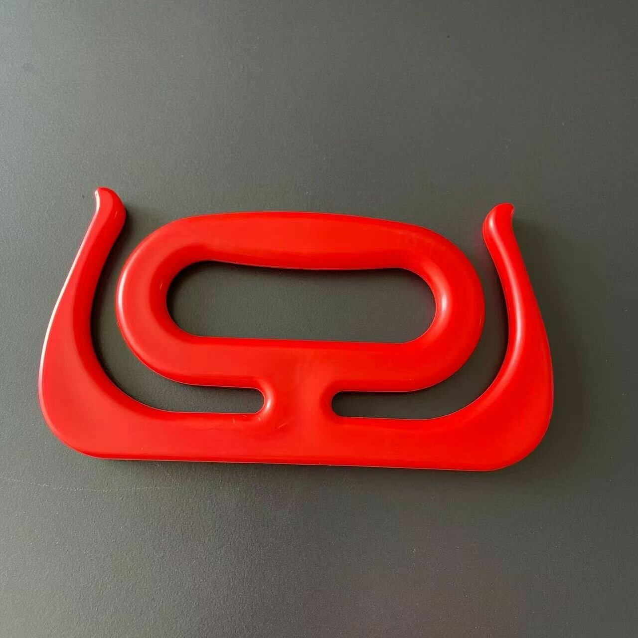 Универсальная ручка-карабин для переноски тяжелых пакетов, бутылей и канистр с эргономичной рукоятью и надежным креплением