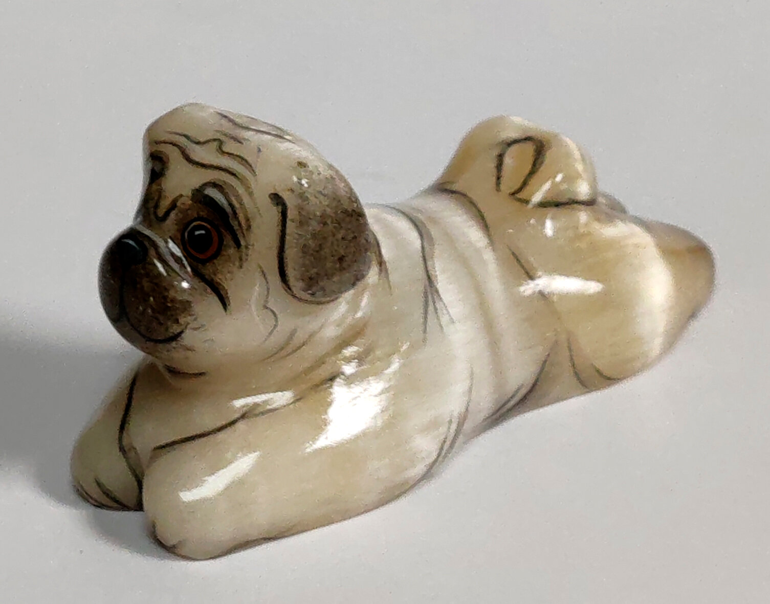 Фигурка собачка мопс из натурального камня селенит. Ручная роспись Россия.