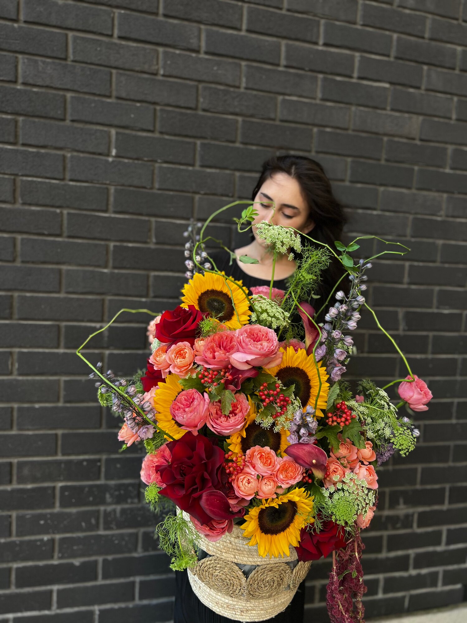 Букет живых цветов NURA FLOWERS, подсолнух, вибурнум калина, роза кустовая, фр. роза, дельфиниум, амми, в коробке 65 шт.
