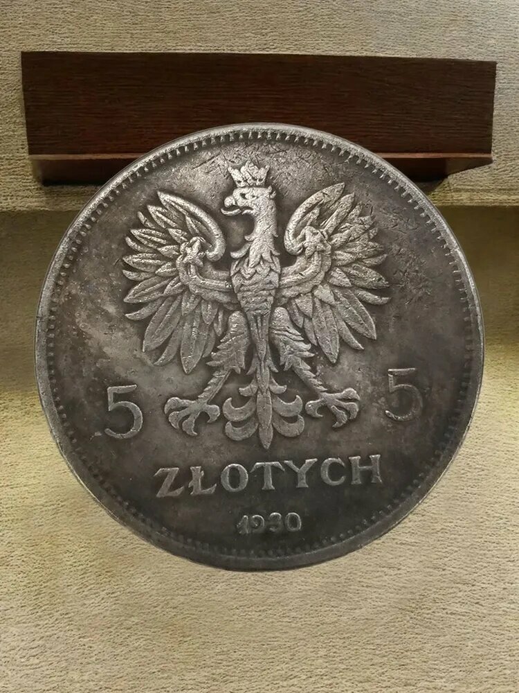 Монеты/валюты разных стран и лет. Они представляют коллекционную ценность и могут быть подарком.