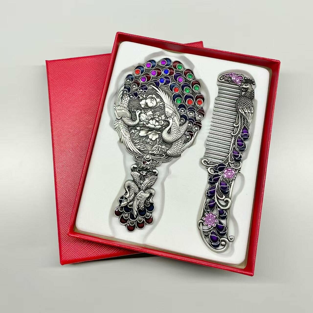 Подарочный набор: зеркало, украшенное гребнем, инкрустированным бриллиантами, и павлином, расправляющим хвостовые перья.